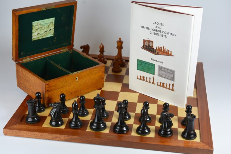 REF1632 Jaques Large Club , box & Jaques board. - Antique Chess Shop