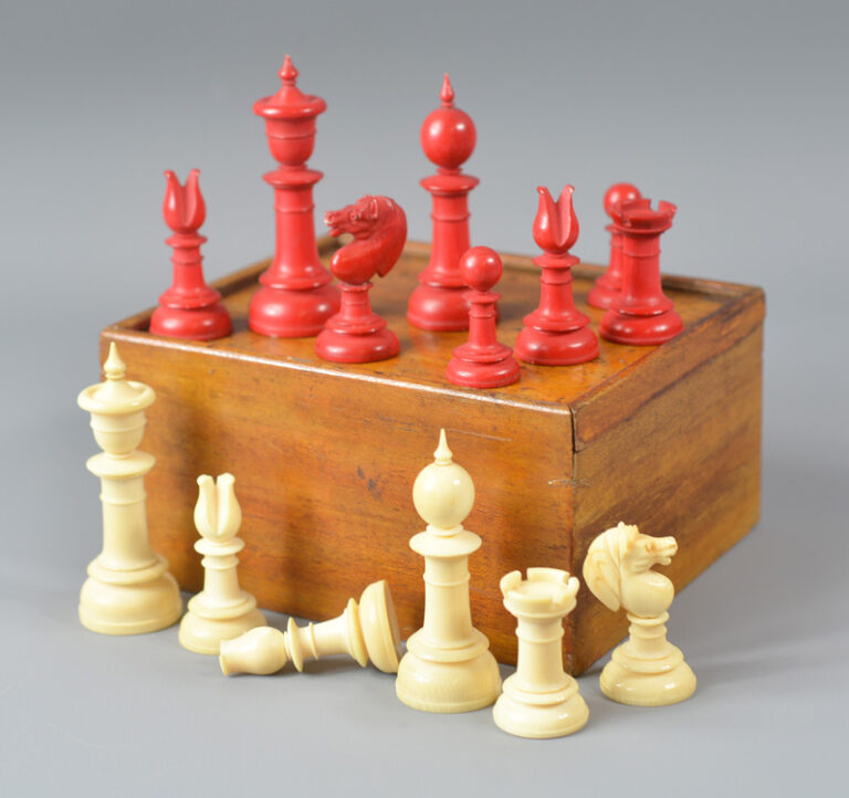 REF2036 English Upright pattern chessmen & box. - Antique Chess Shop