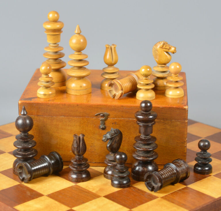 REF3169 English chessmen , board & box. - Antique Chess Shop