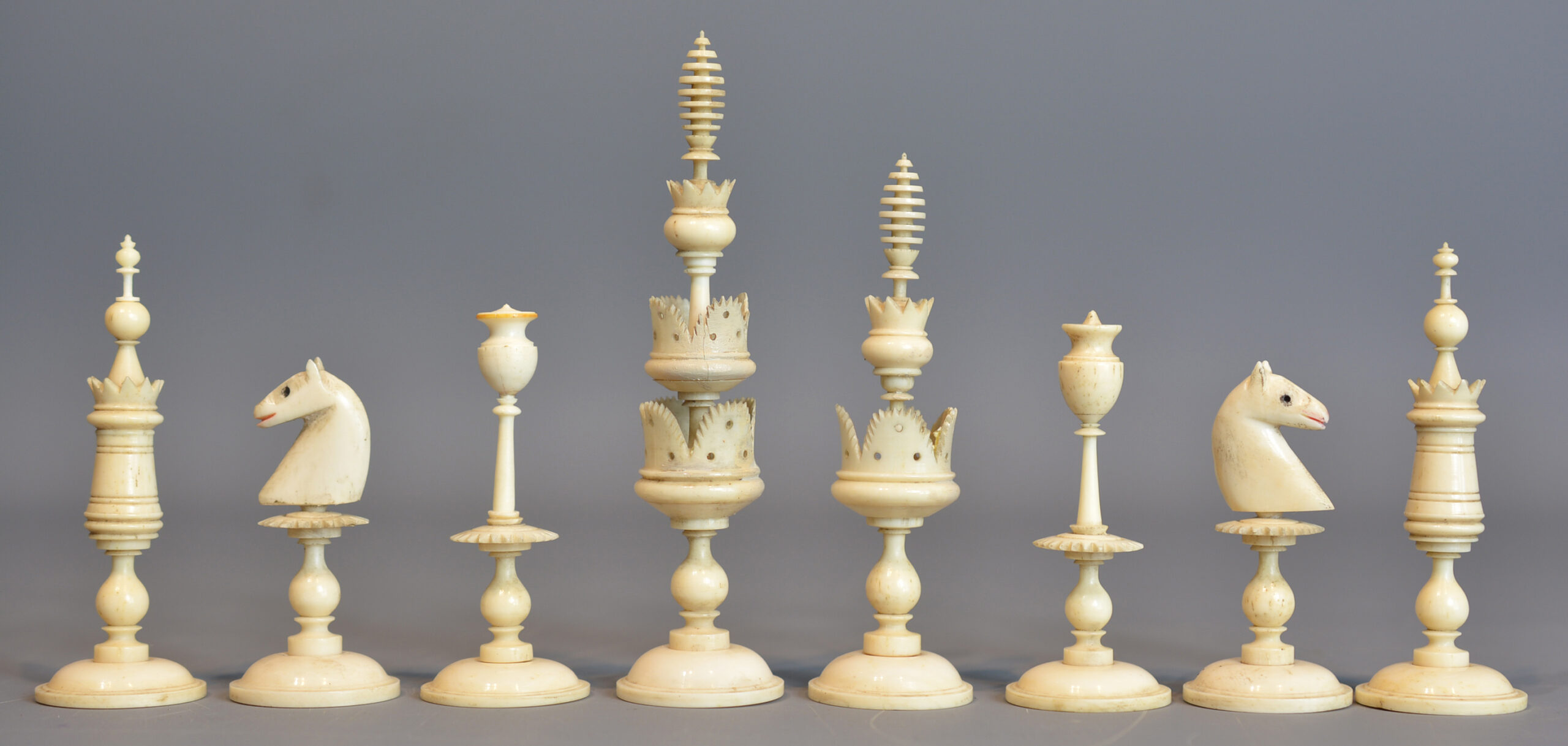 REF3414 Fine Nuremberg German chessmen & board. - Antique Chess Shop